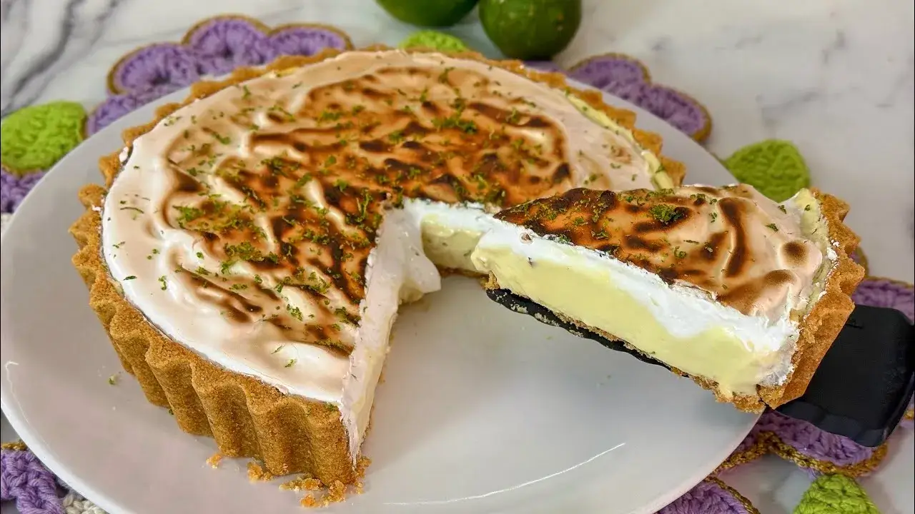 Torta de limão com base crocante, mousse cremosa e merengue dourado